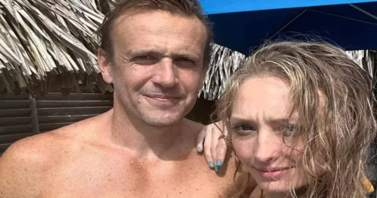 Jason Segel Shows Off His Beach Bod in Tropical Getaway With Girlfriend ...